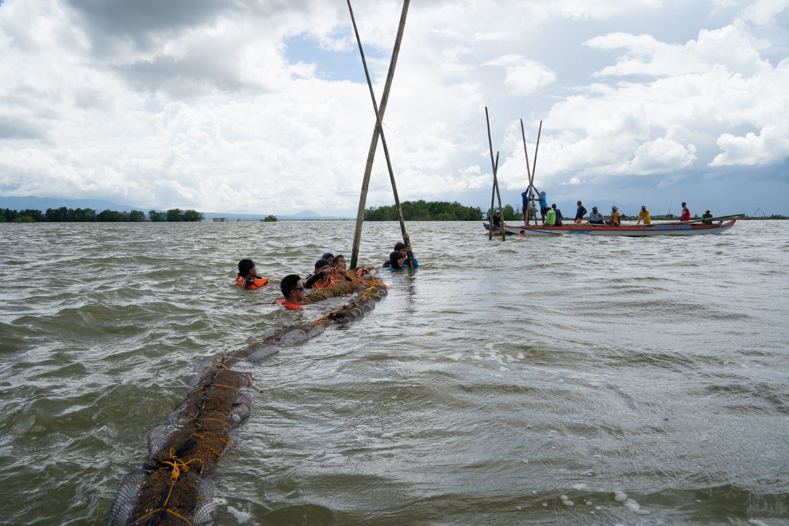 The People from the Riverbanks | Edmar Pineda